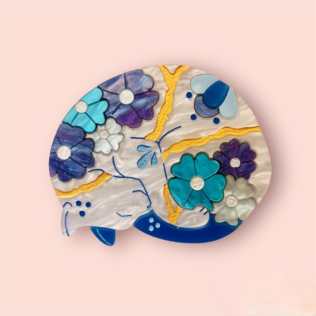 PORCELAIN ANIMALS COLLECTION White Marble Kintsugi Balled up Cat ...