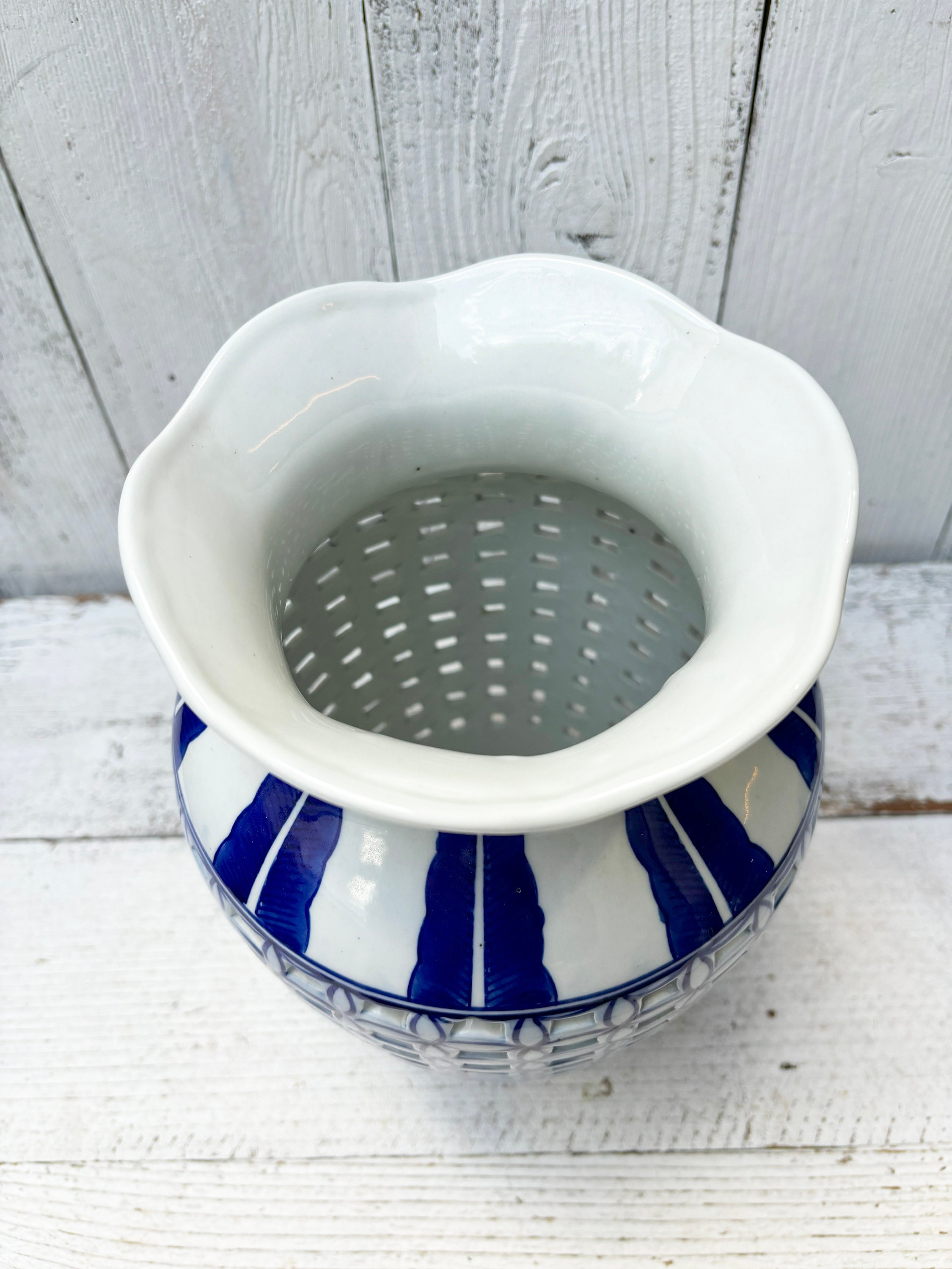 Vintage Dechang Taoci Openwork Porcelain Vase, Blue and White Asian ...