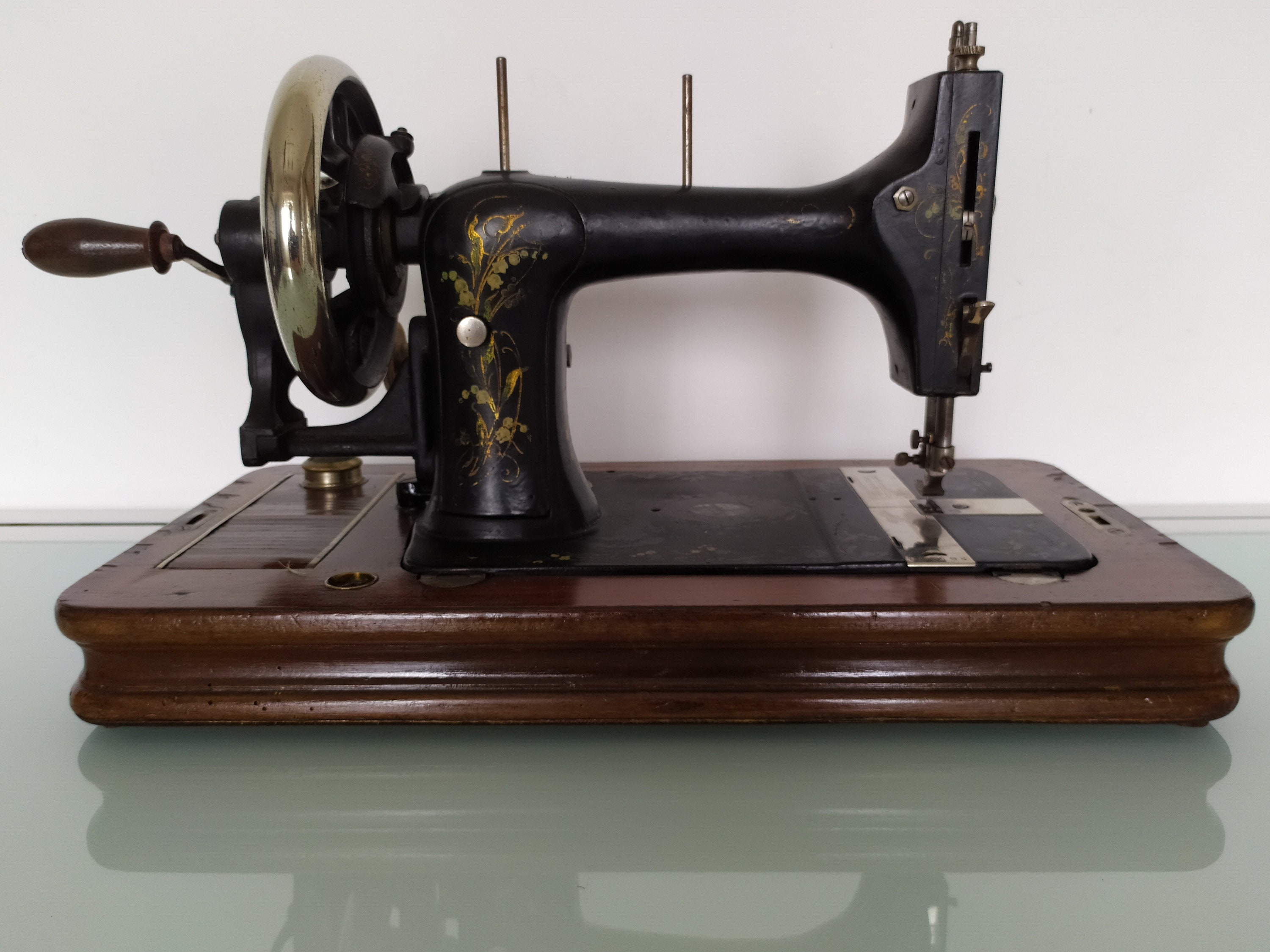 Antique Hand Crank Sewing, Machine Vibrating, Shuttle Sewing Machine ...
