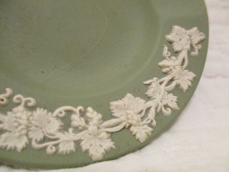 Wedgwood Jasperware Bas Relief White on Green Grapevine Design Ashtray ...