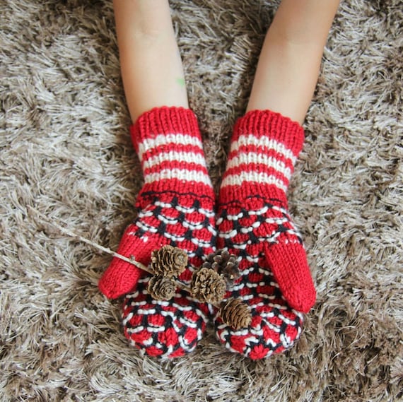 Set of Two Knitted Mittens for 5-6 Years Old Twins. Red Hand - Etsy