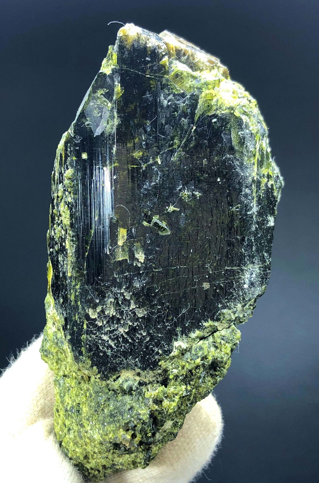 Beautiful Naturally Green Color Epidote Crystal ,raw Epidot, Mineral ...