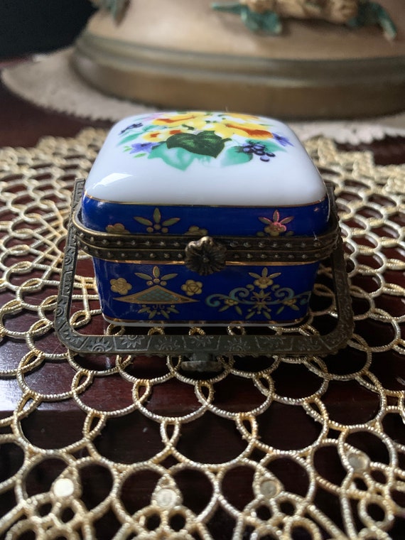 Small Vintage Porcelain Trinket Box with Lid, Jewelry… - Gem
