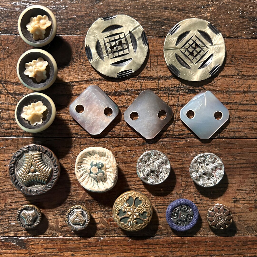 Vintage Button Collection – Set of 17 in Assorted Materials, Designs ...