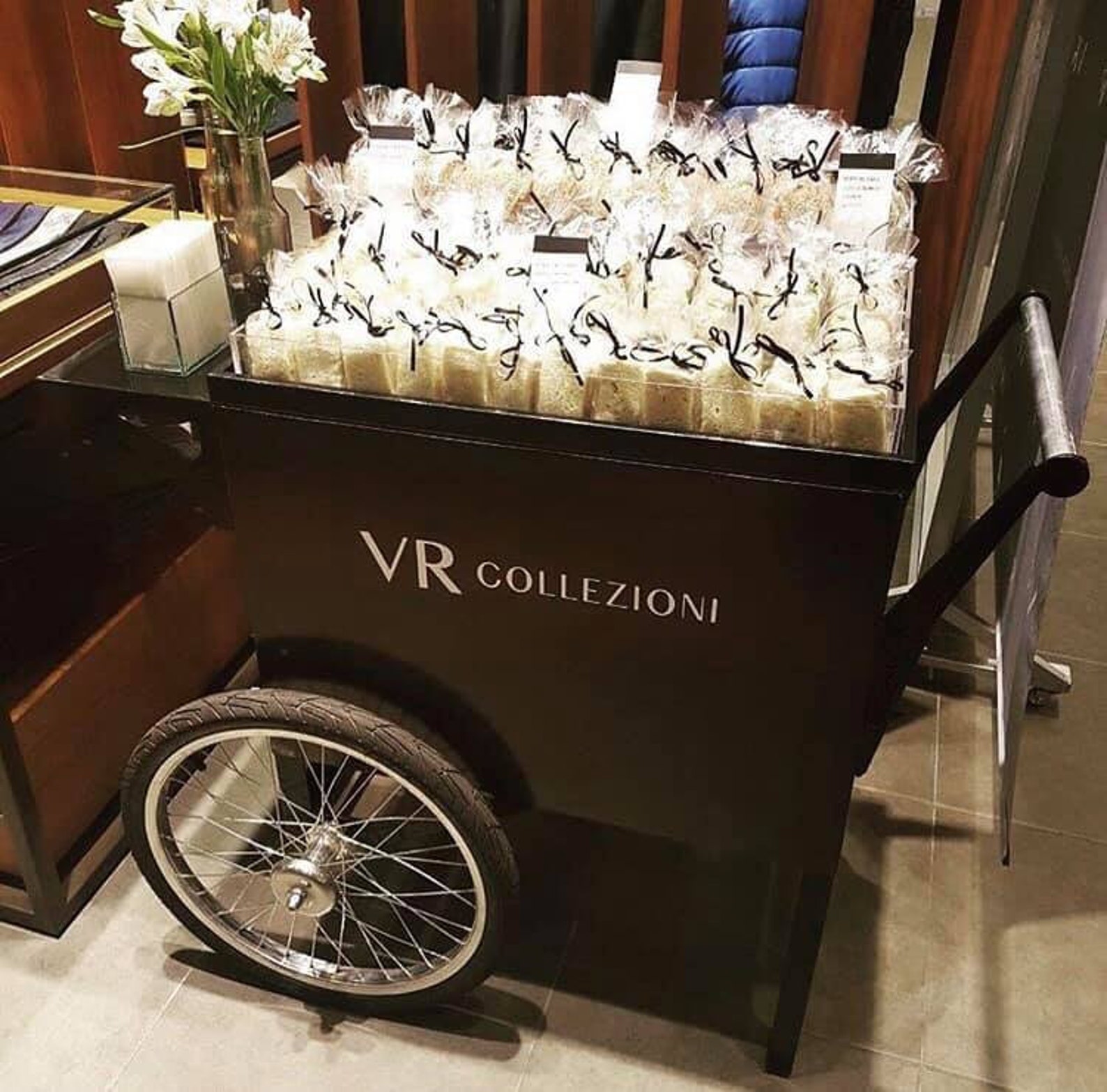 DISPLAY CART Candy Cart Display Push Cart Display Cart Merchandising ...