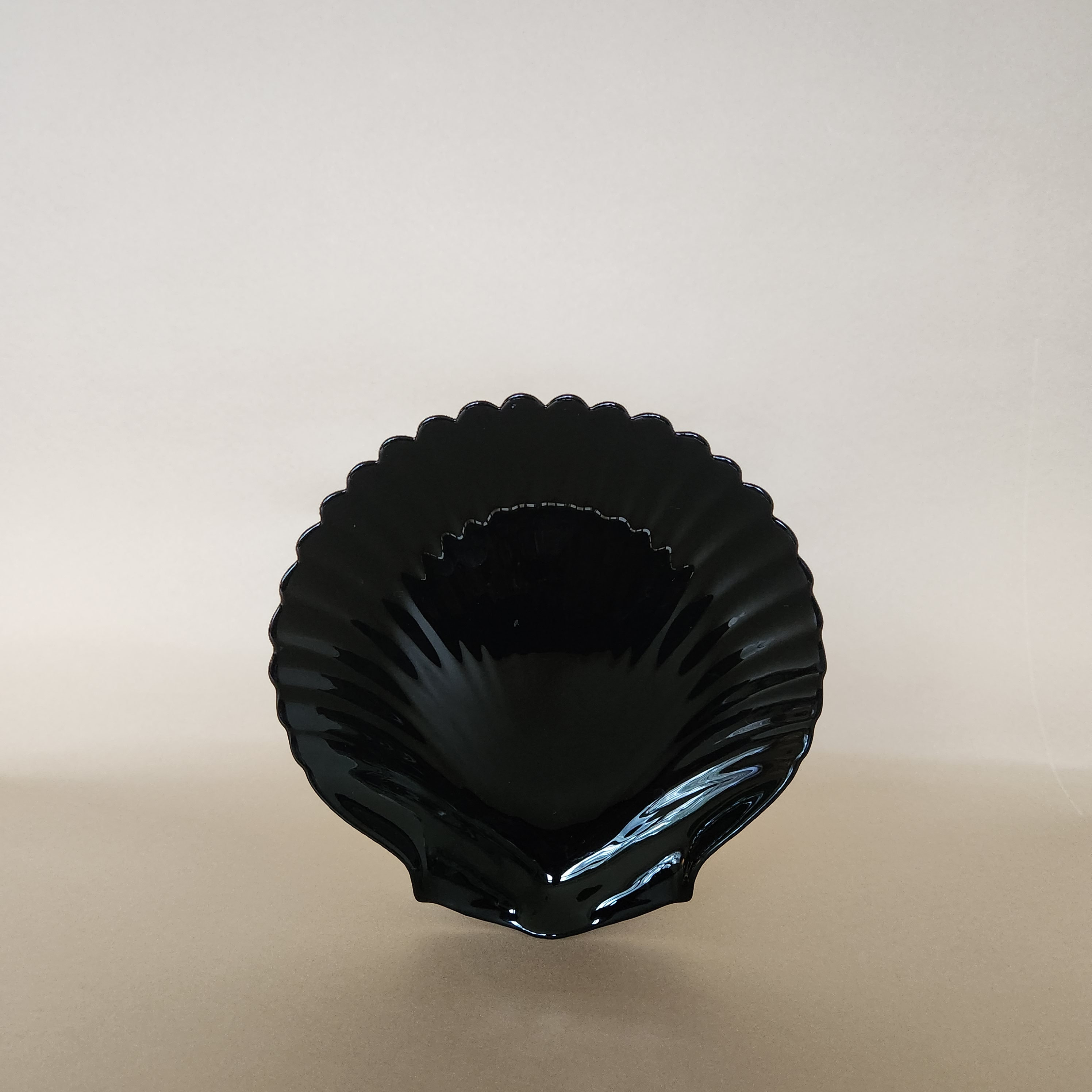 Vintage Black Shell Plates French Arcoroc Coquillage Black Glass Shell ...