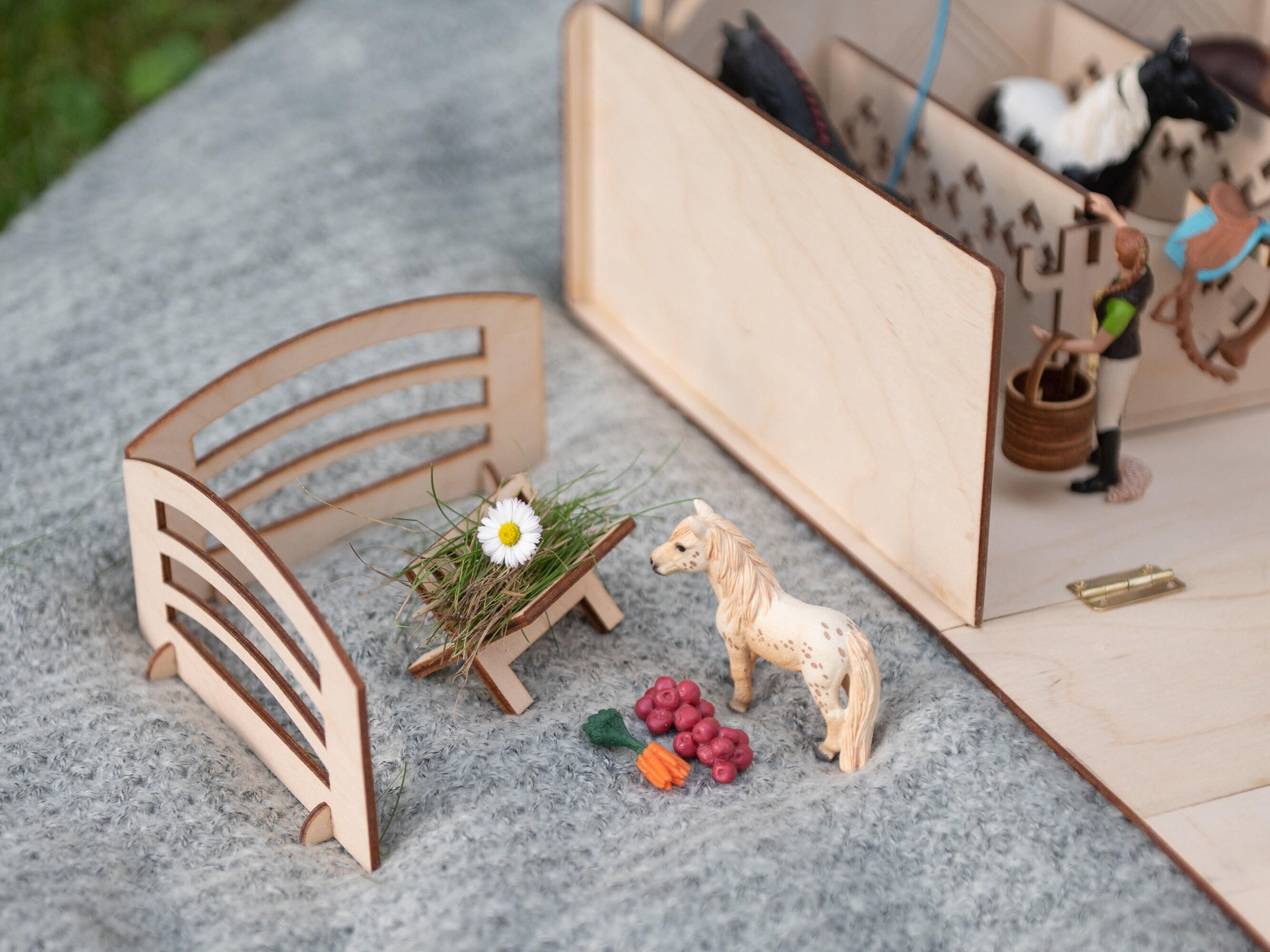 Collectibles & Toys for Horse Fan, Carry and Go Portable Stable, Handle ...