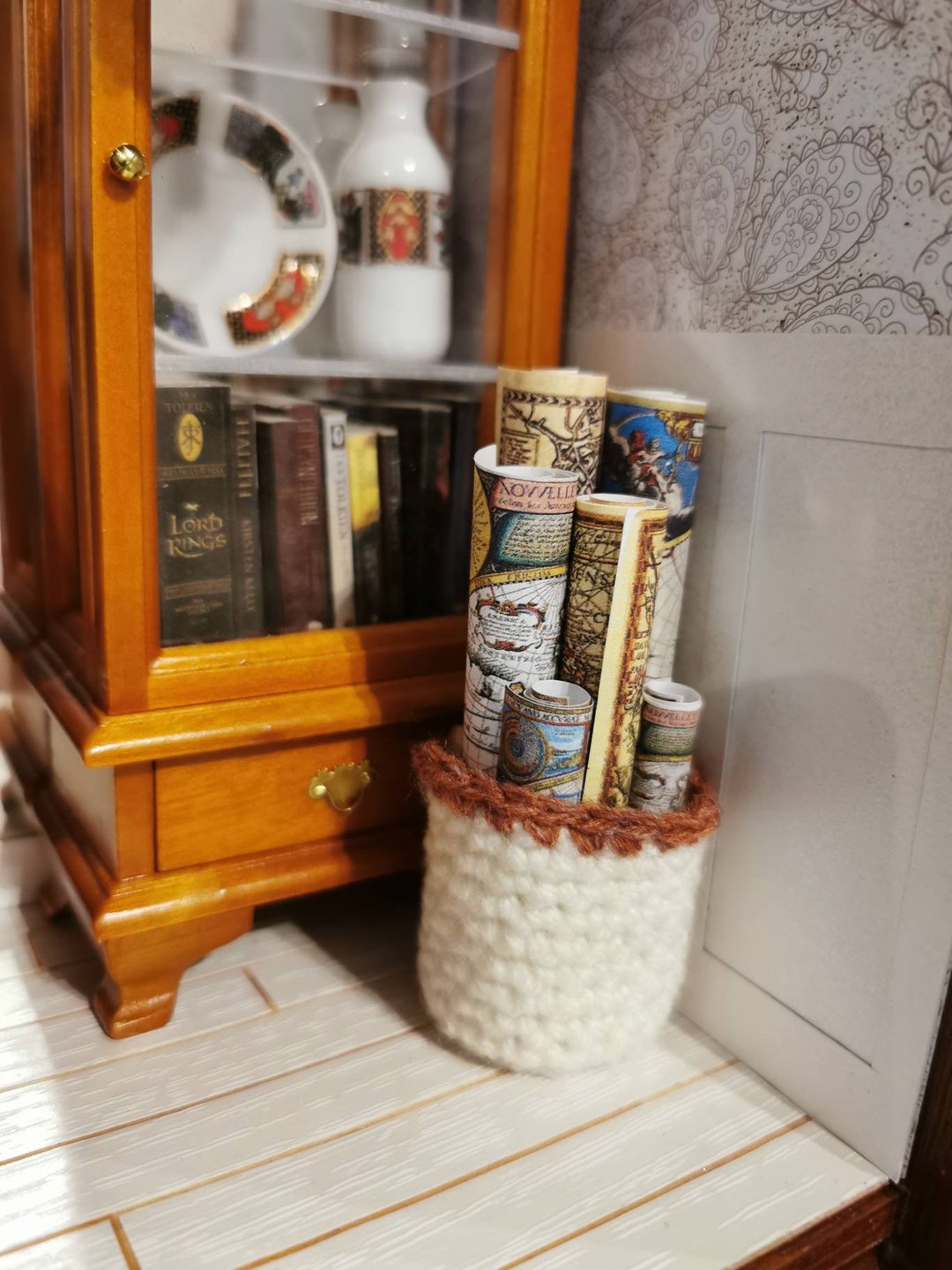 DOLLHOUSE Maps in A Basket 1:12th Scale Suitable for 6/15cm Figures ...