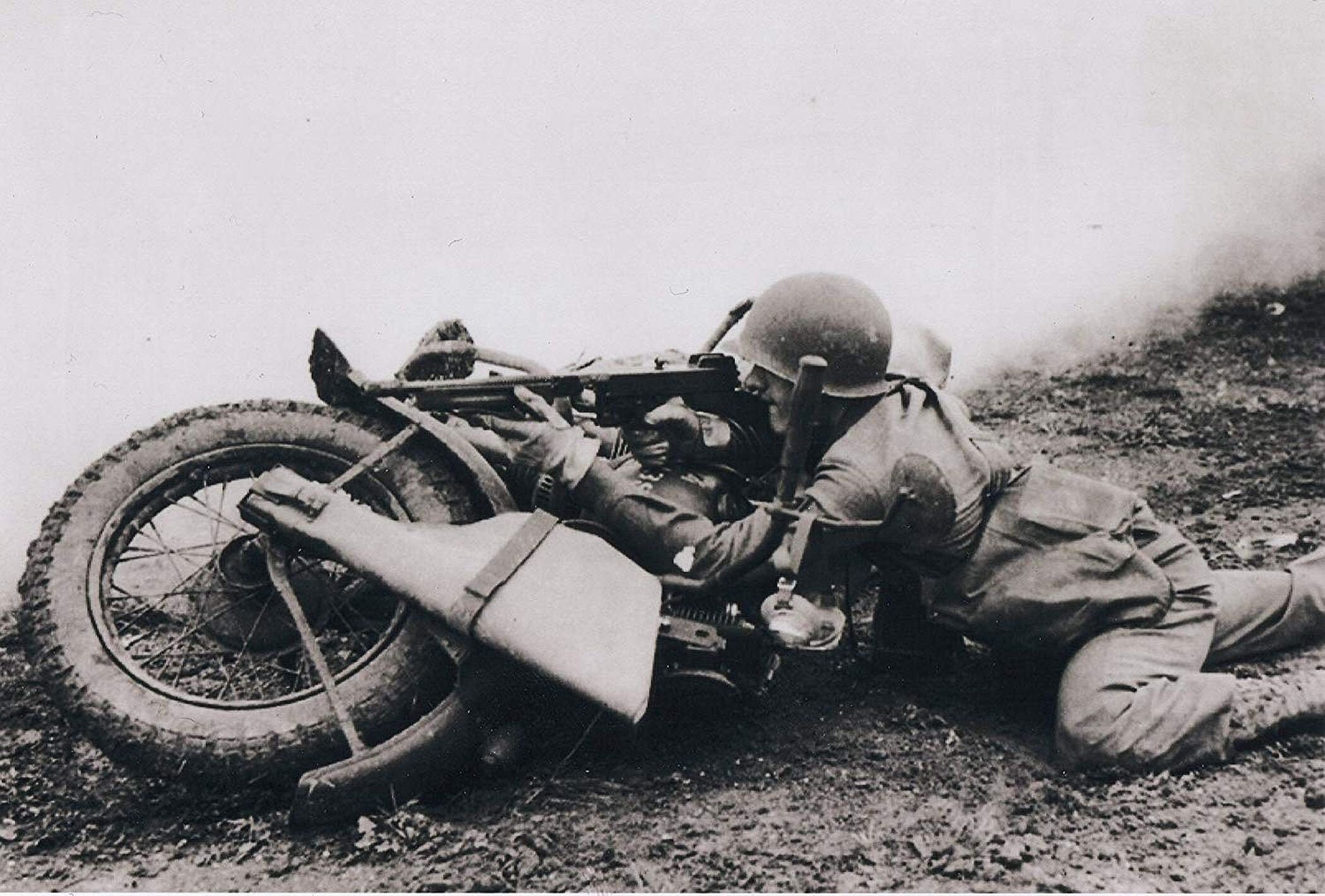 4x6 US Army Gunner Uses Harley Davidson Motorcycle as Cover PHOTO World ...