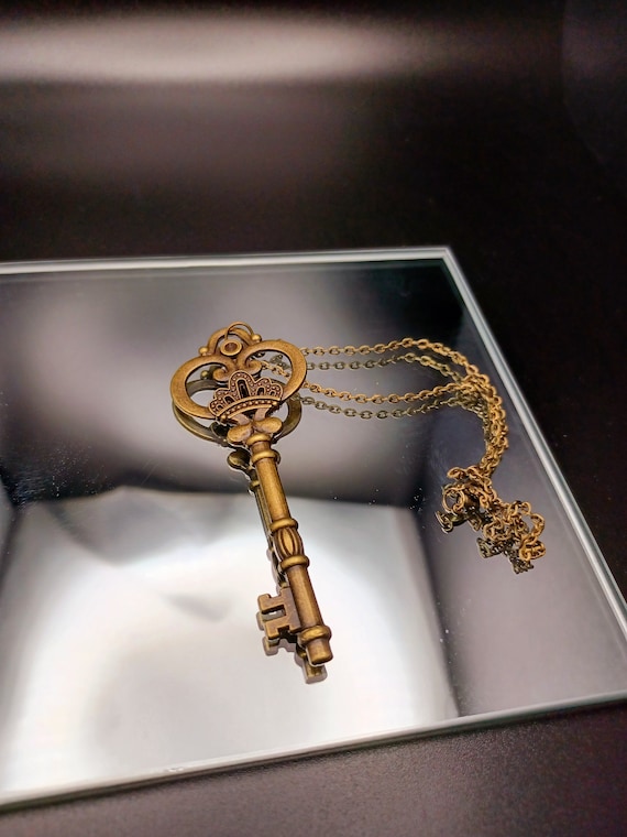 Queen Skeleton Key Necklace Large Skeleton Key Neckla… - Gem