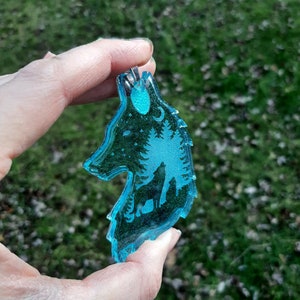Blue Howling Wolf Resin Keychain Wolf Lovers Gift Animal Keychains ...