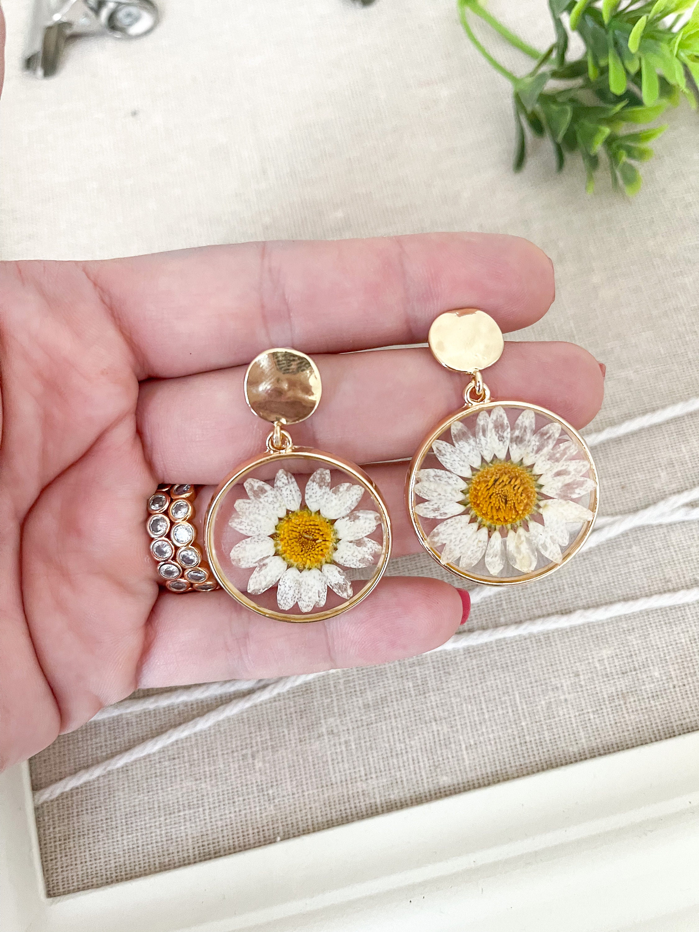 MillionBlooms Elegant Dried Daisy Flower Epoxy Resin Handmade Earrings Epoxy Natural Floral Earrings Gold Plated
