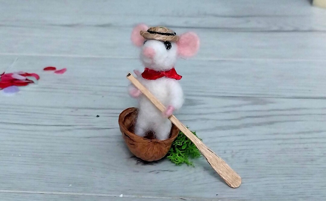 Needle Felted Tiny Mouse Gondolier/ Felt Mini Mouse in a Nutshell - Etsy