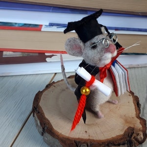 Felted Graduate Mouse Miniature /bachelor Graduate Gift - Etsy