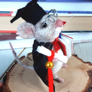 Felted Graduate Mouse Miniature /bachelor Graduate Gift - Etsy