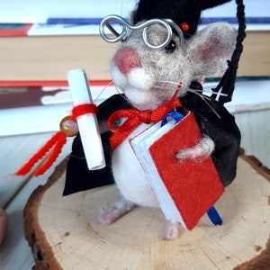 Felted Graduate Mouse Miniature /bachelor Graduate Gift - Etsy