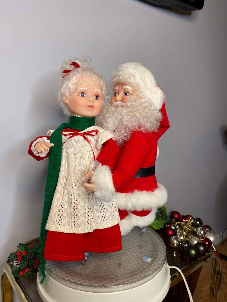 Animated, Santa and Mrs. Claus Skating, Vintage, Animated, Movement ...