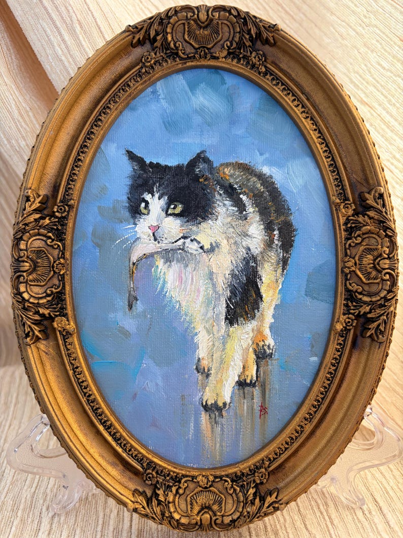 Handmade Oil Painting: Black and White Cat With Prey, Gold Oval Frame ...