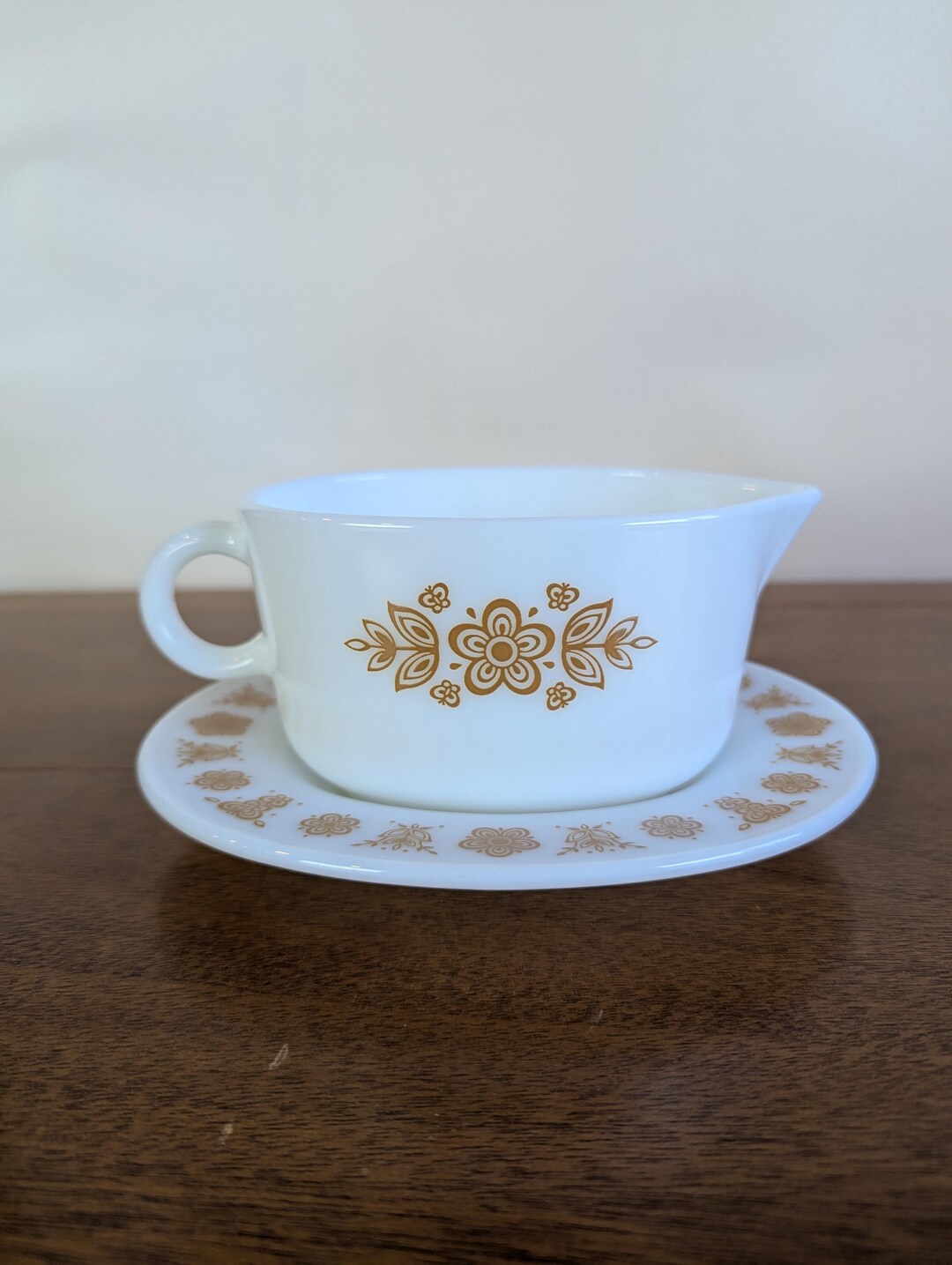Vintage Pyrex Butterfly Gold Gravy Boat and Plate | Vintage Pyrex Gravy ...