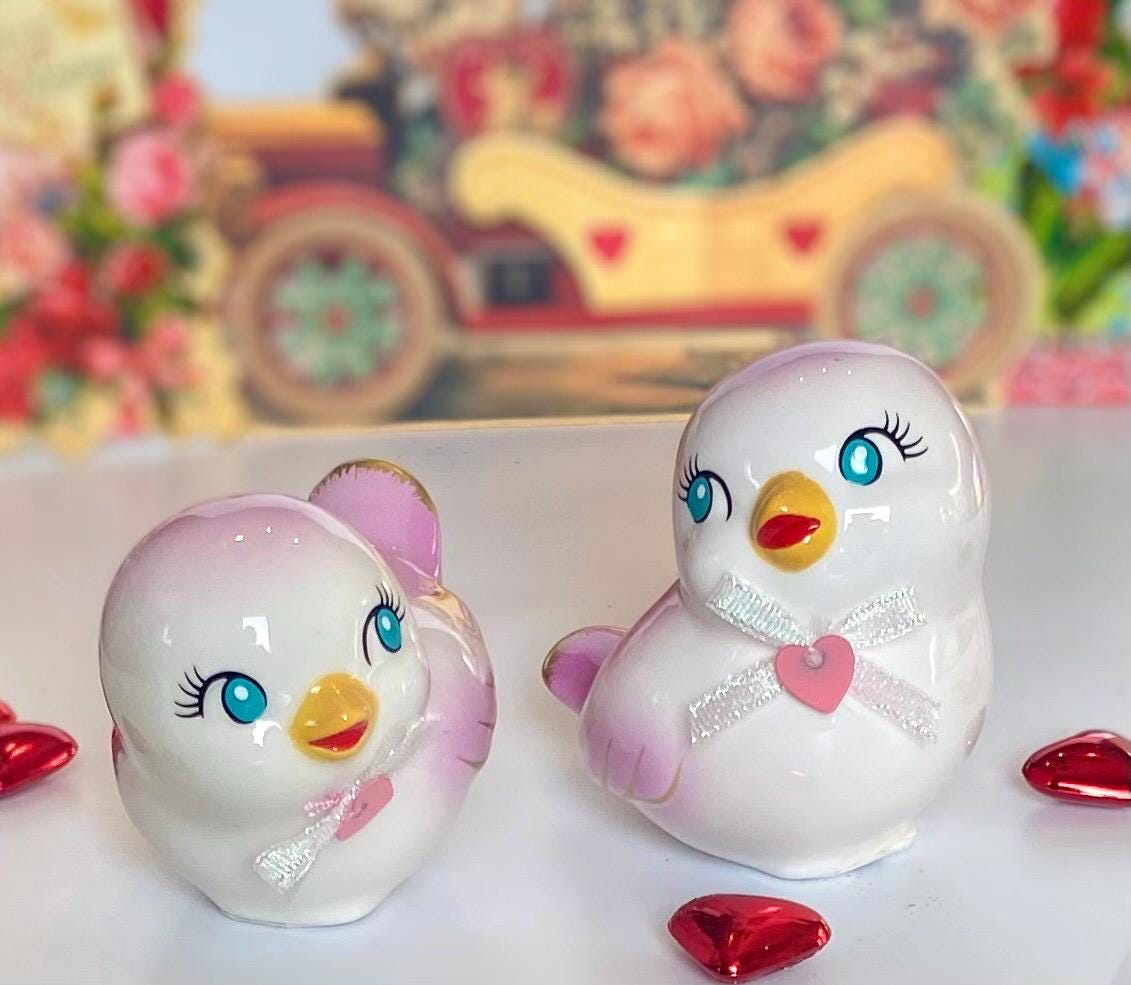 Cute Retro Look Springtime 22kt Gold Easter Love Bird Songbird Pair ...