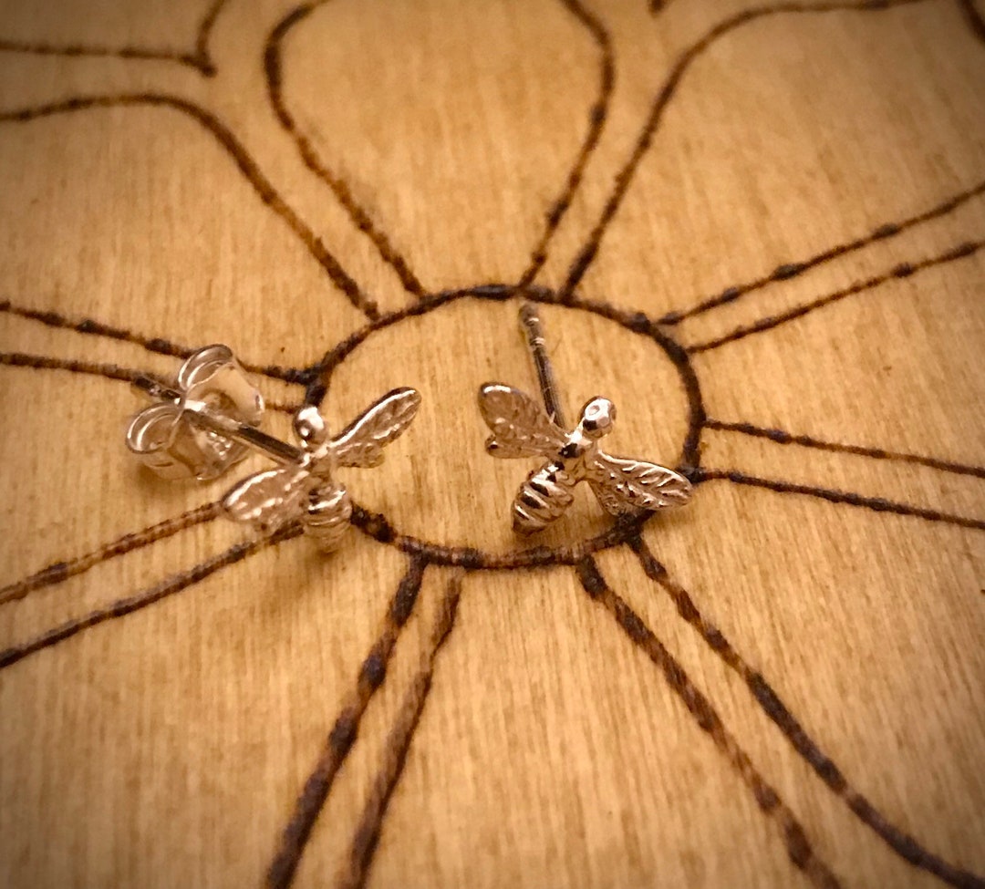 Sterling Silver Bee Stud Earrings - Etsy Italia