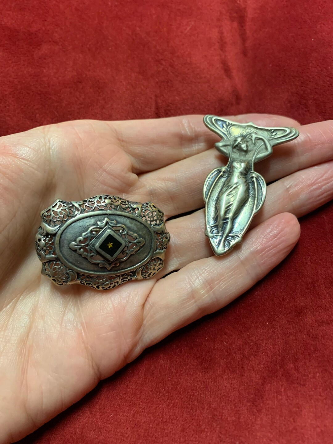 Zwei schöne Jugendstil Pins aus 925 Sterling Silber mit Onyx und Gold ...
