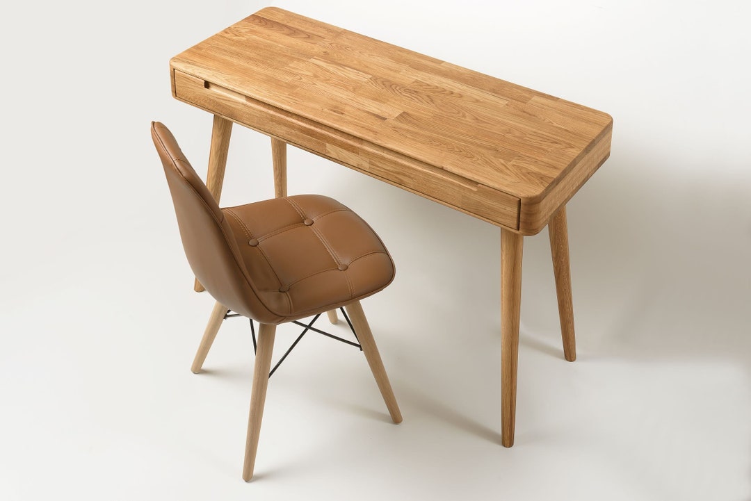 Schreibtisch Aus Massivholz Im Skandinavischen Retro-design ...