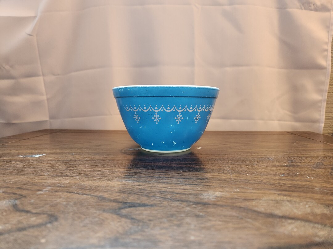 Pyrex Snowflake Blue Garland Mixing Bowl, Small, 401, 1 1/2 PT, White ...