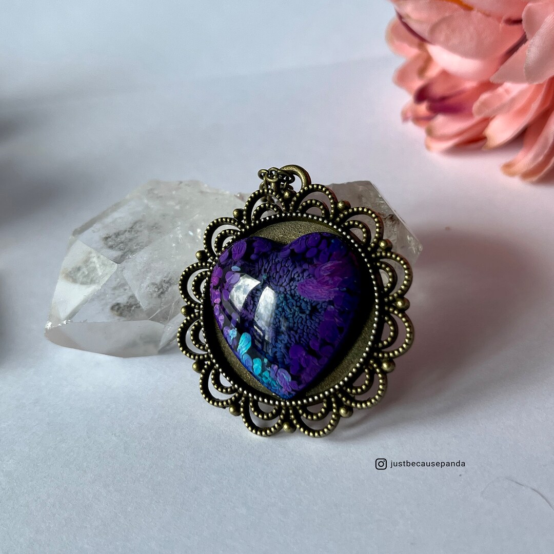Collier magique avec un coeur violet, pendentif en résine insolite ...