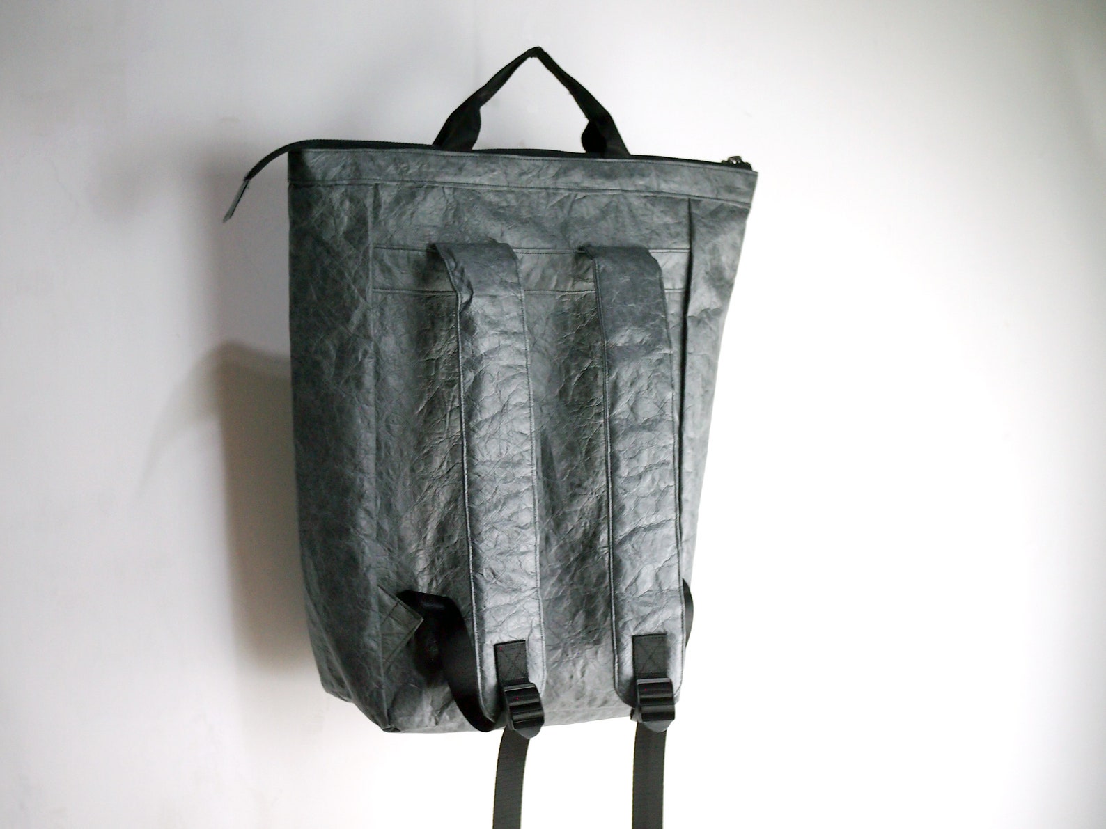 Tyvek® 2 Way Convertible (2 in 1) Backpack Handbag Tote Bag Silver Gray ...