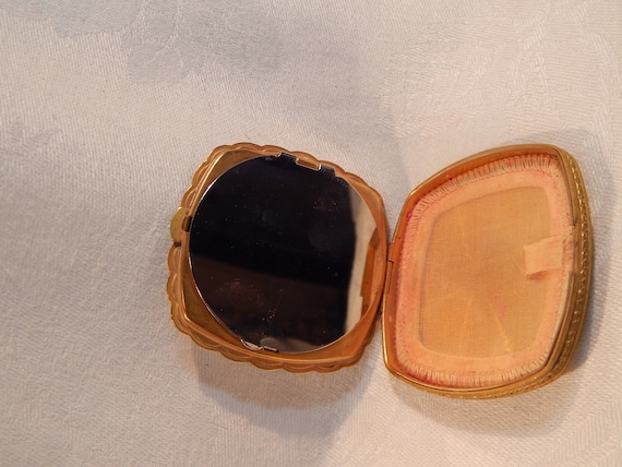 Vintage Ladies Gold tone compact - Gem