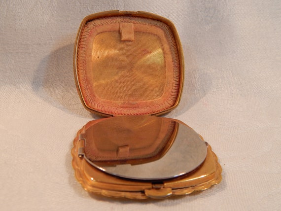 Vintage Ladies Gold tone compact - Gem