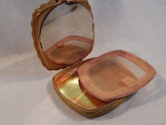 Vintage Ladies Gold tone compact - Gem
