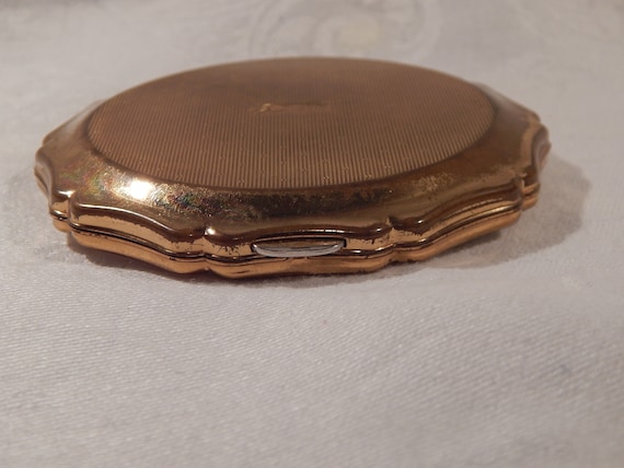 Vintage Ladies Gold tone compact - Gem