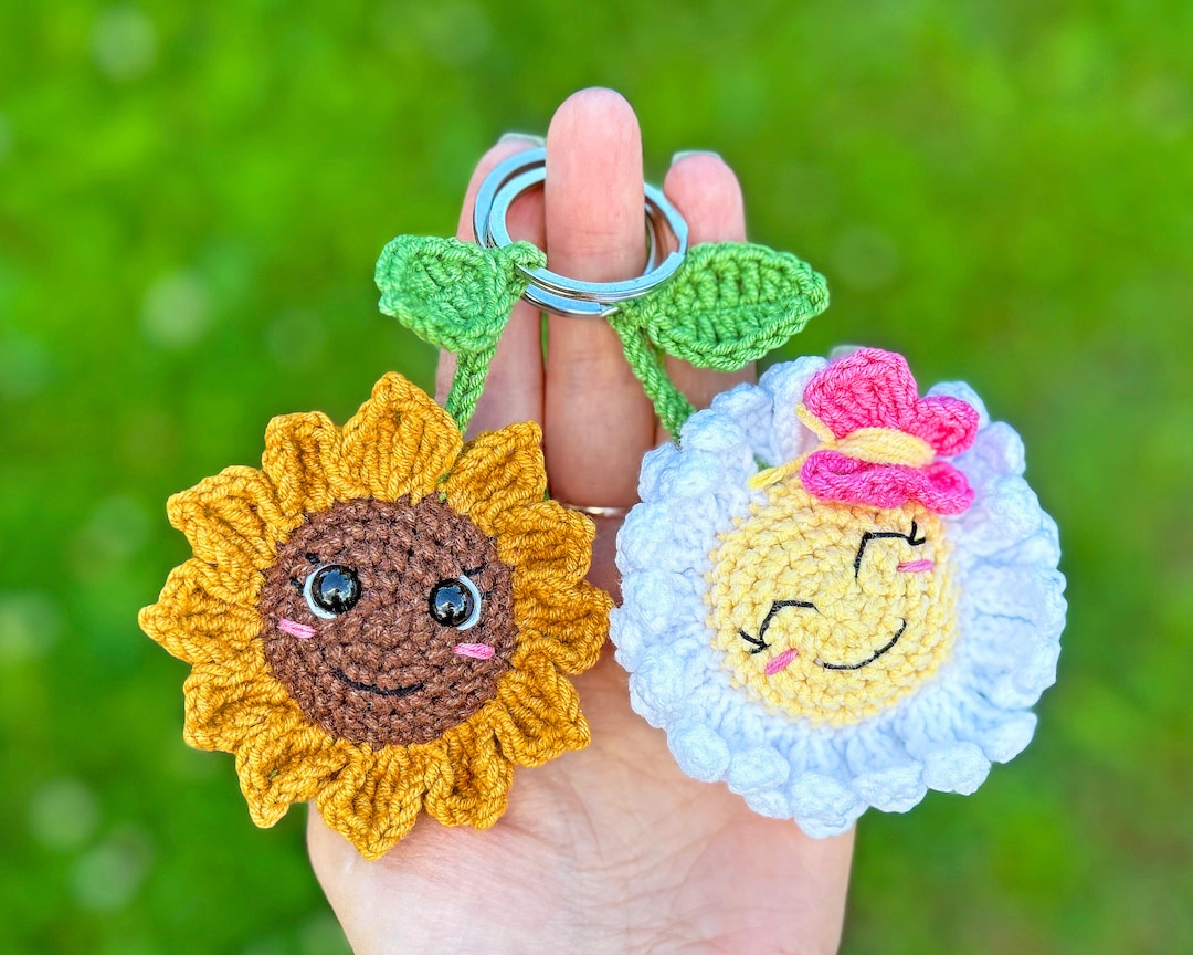 Flower Crochet Keychain Pattern: Daisy and Sunflower - Small Amigurumi ...