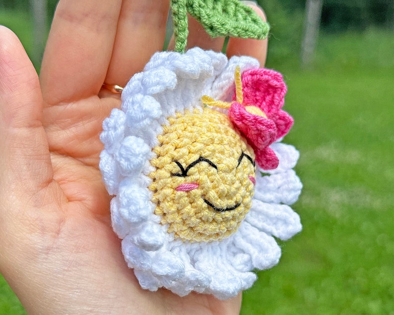 Flower Crochet Keychain Pattern: Daisy and Sunflower - Small Amigurumi ...