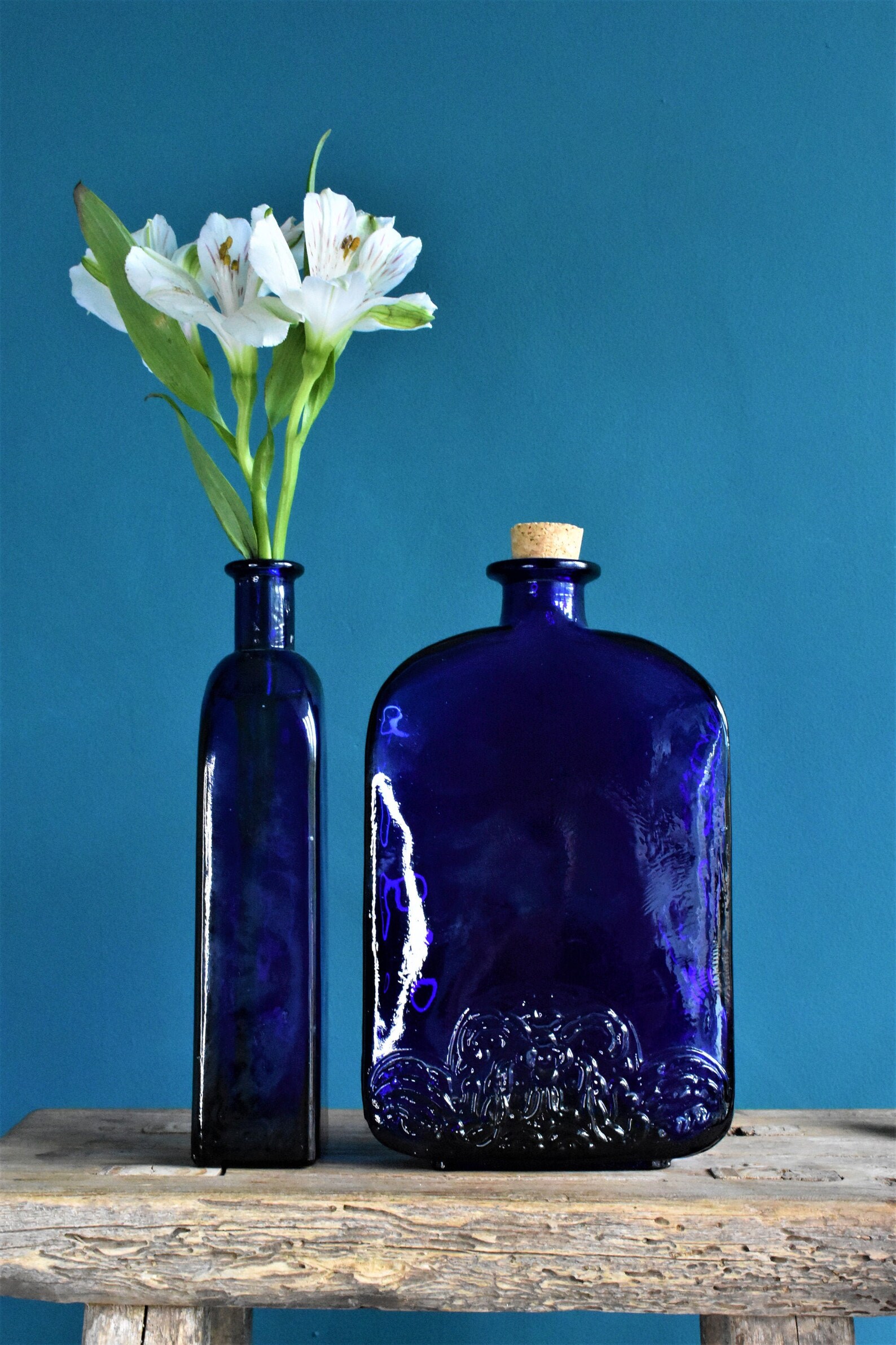 Botella decorativa de vidrio azul con tapón de corcho. | Etsy