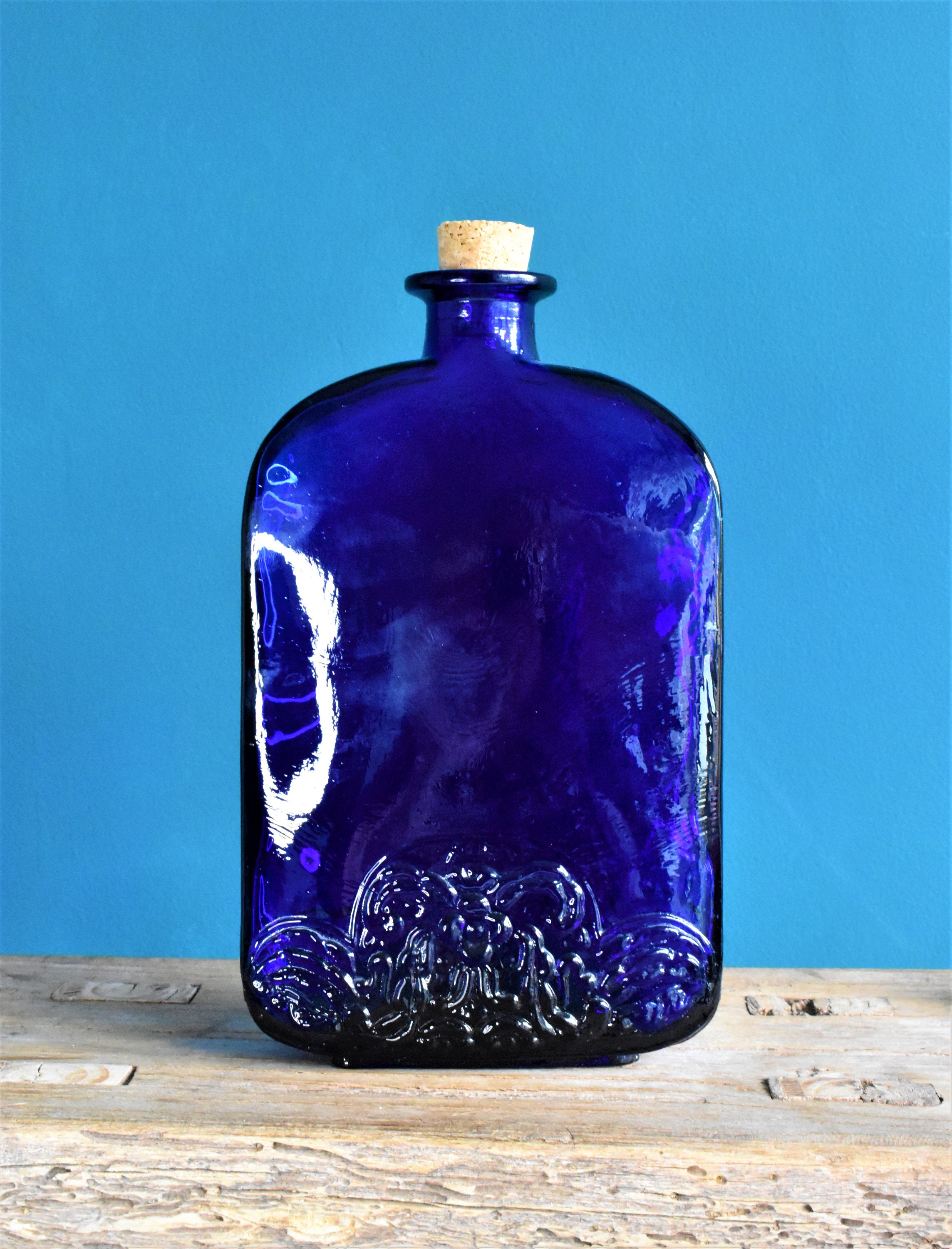 Botella decorativa de vidrio azul con tapón de corcho. | Etsy