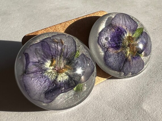 Pressed Kora Geranium Stud Earrings / Real Dried Flower Resin - Etsy