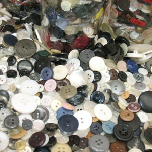 Lot of 200 Vintage Sewing Buttons plain Jane Assortment Different Eras ...