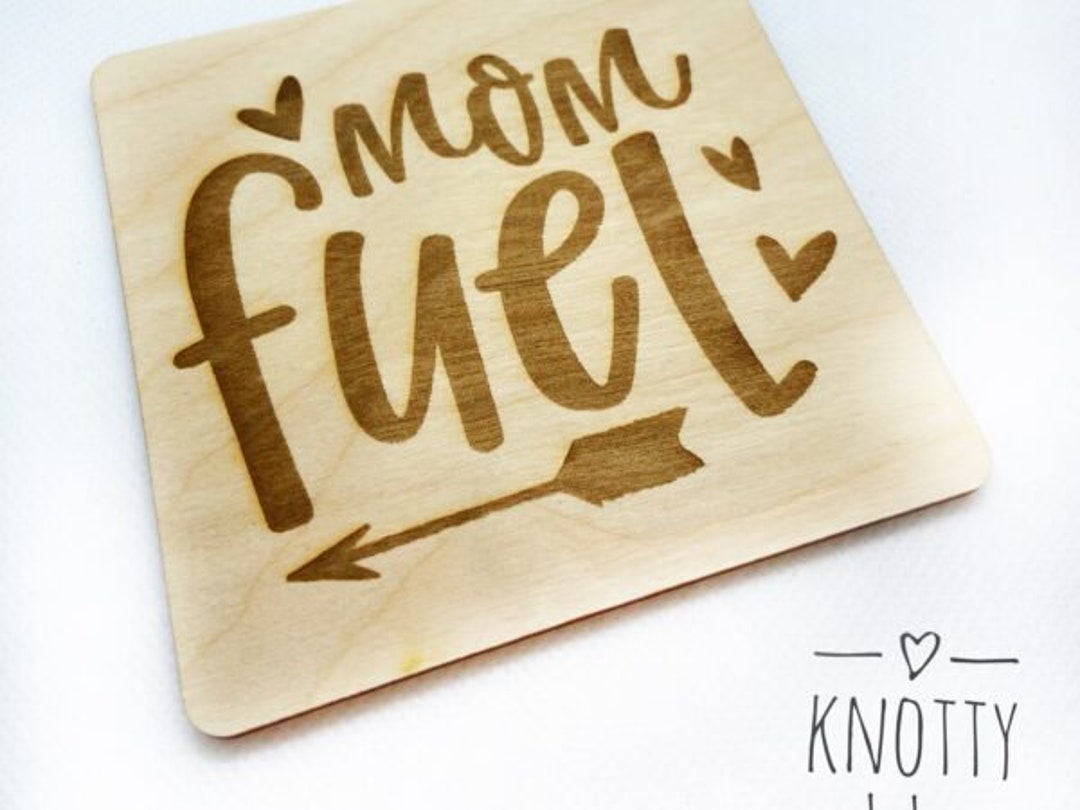 Mom Fuel Mom / Mum Quote Posavasos de madera grabado con láser, regalo ...