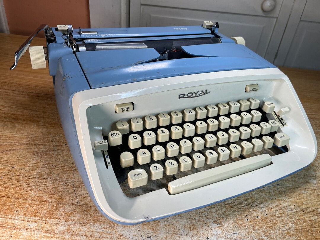 1964 Royal Safari Vintage Portable Typewriter Working W New Ink & Case ...