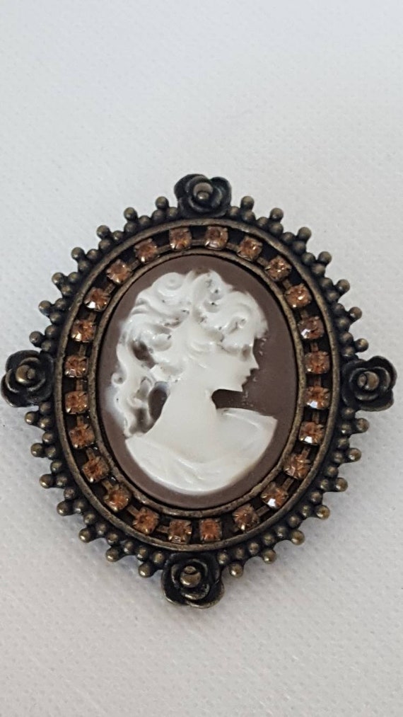 Cameo Vintage 1970s Oval Female Cameo In Acrylic Resi… - Gem
