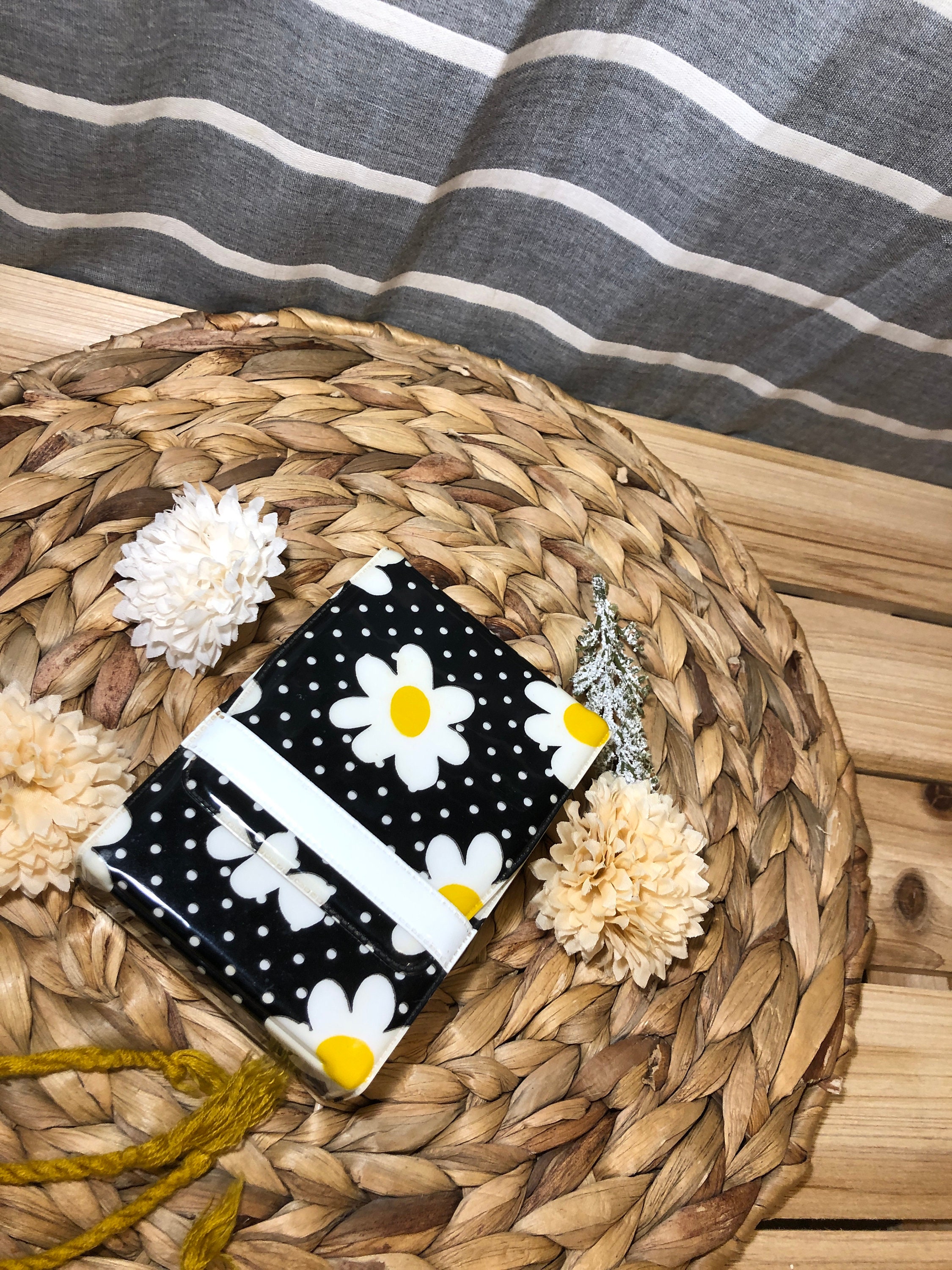 Vintage Black and White Polka Dot White & Yellow Daisy Coates | Etsy