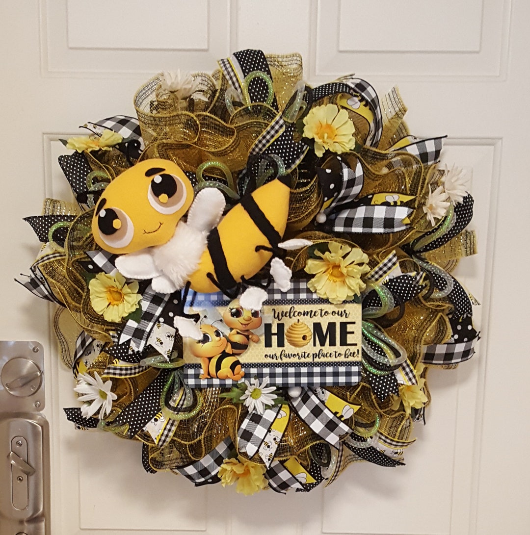 Welcome Bumble Bee Wreath, Bee Keeper Gift, Buffalo Plaid Black, White ...