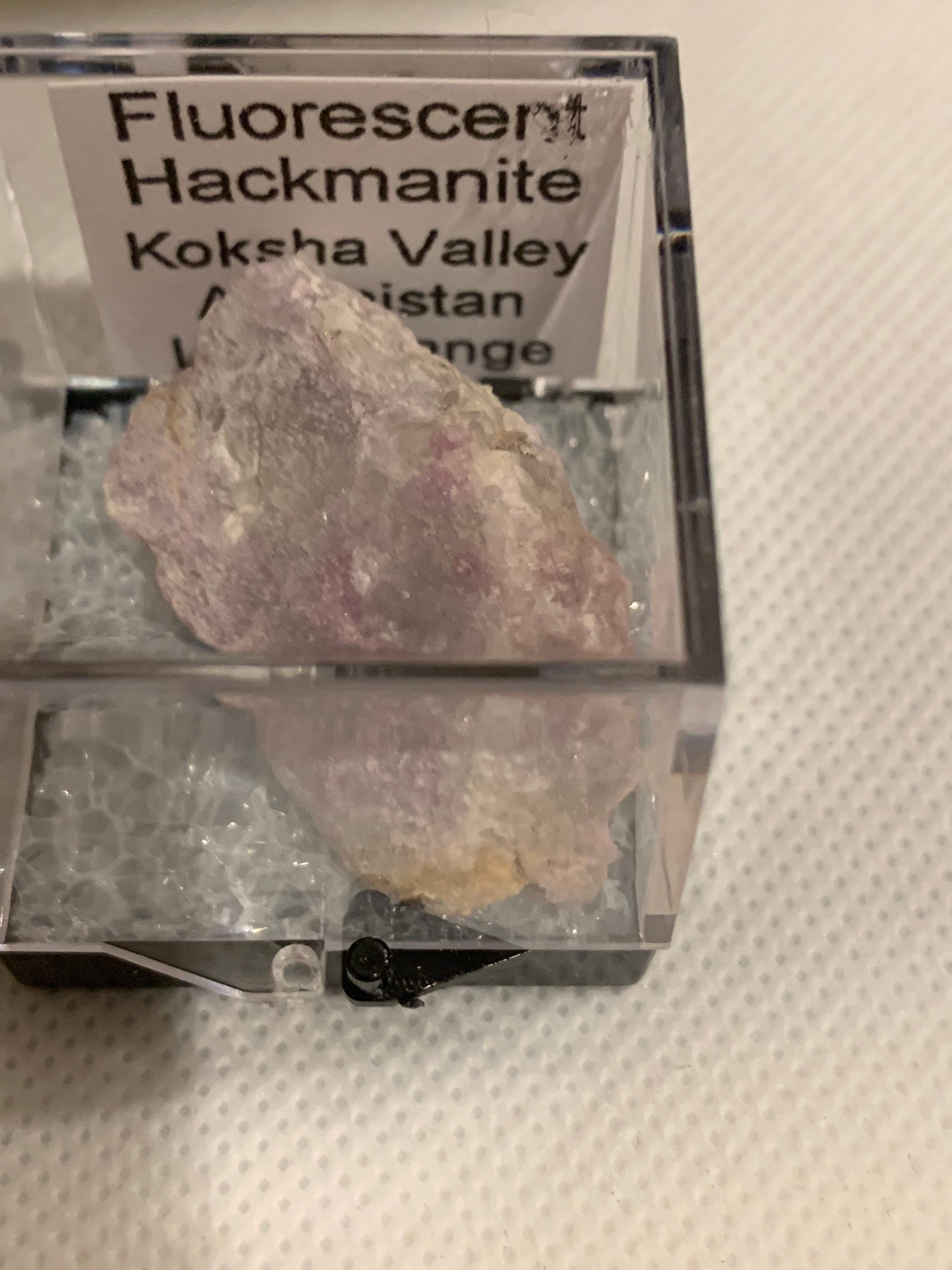 Fluorescent Hackmanite Glow and Tenebrescence Included UV - Etsy