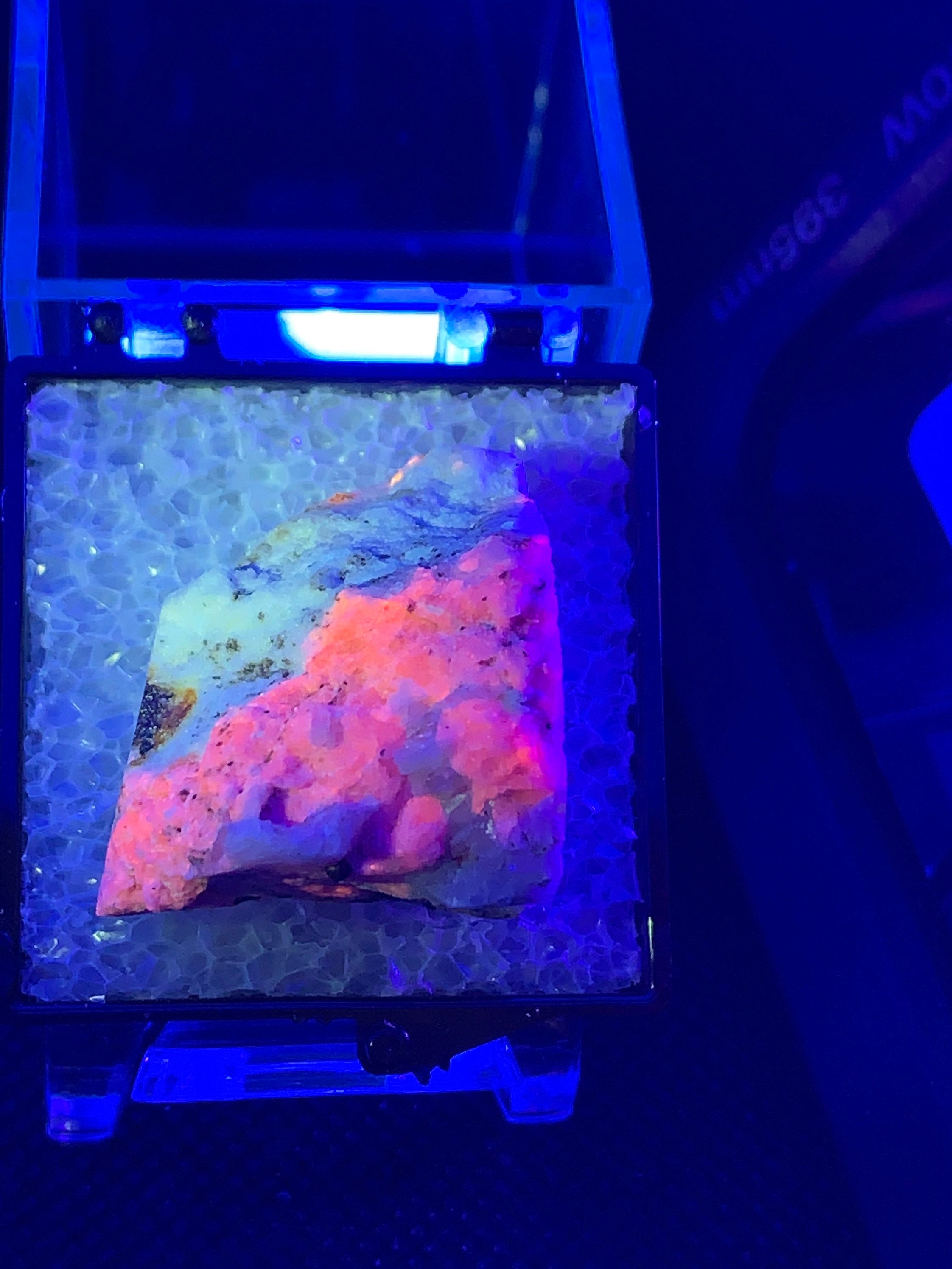 Fluorescent Hackmanite- Glow and Tenebrescence Included UV Light Key ...