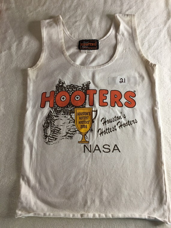 16 21 hooters girl - Gem