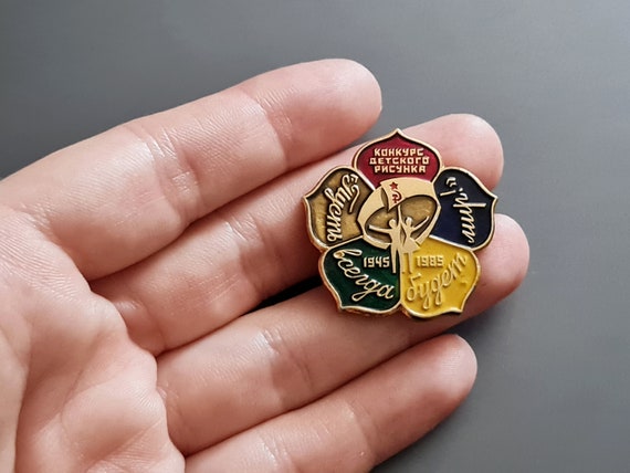 Soviet vintage enamel peace badge, USSR pin, 1985 chi… - Gem