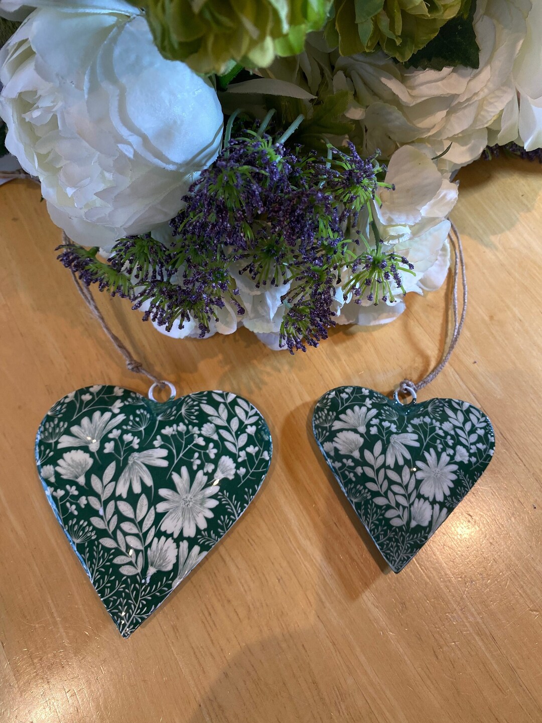 Pretty Deep Green and White Flower Design Hanging Heart Choice of 8 Cm ...